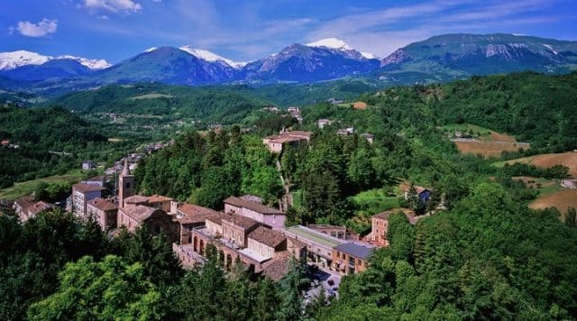 Amandola, un tesoro tra i Monti Sibillini e la costa marchigiana